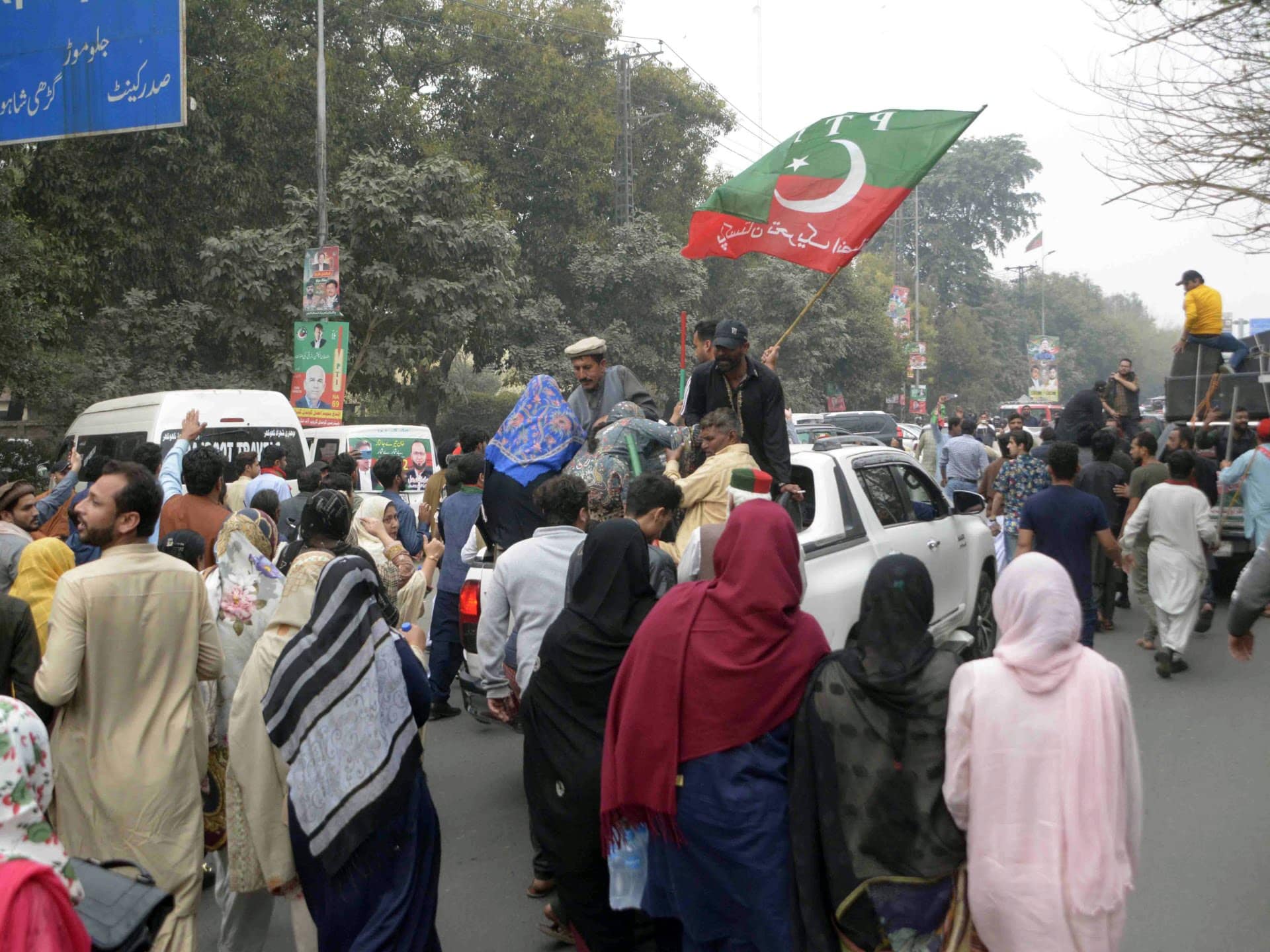 Poliția ajunge la reședința fostului premier pakistanez Khan cu mandat ...